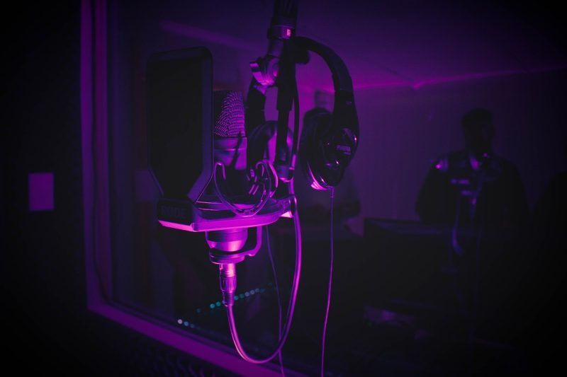Open Mic Meaning Explained: A Complete Guide for Beginners