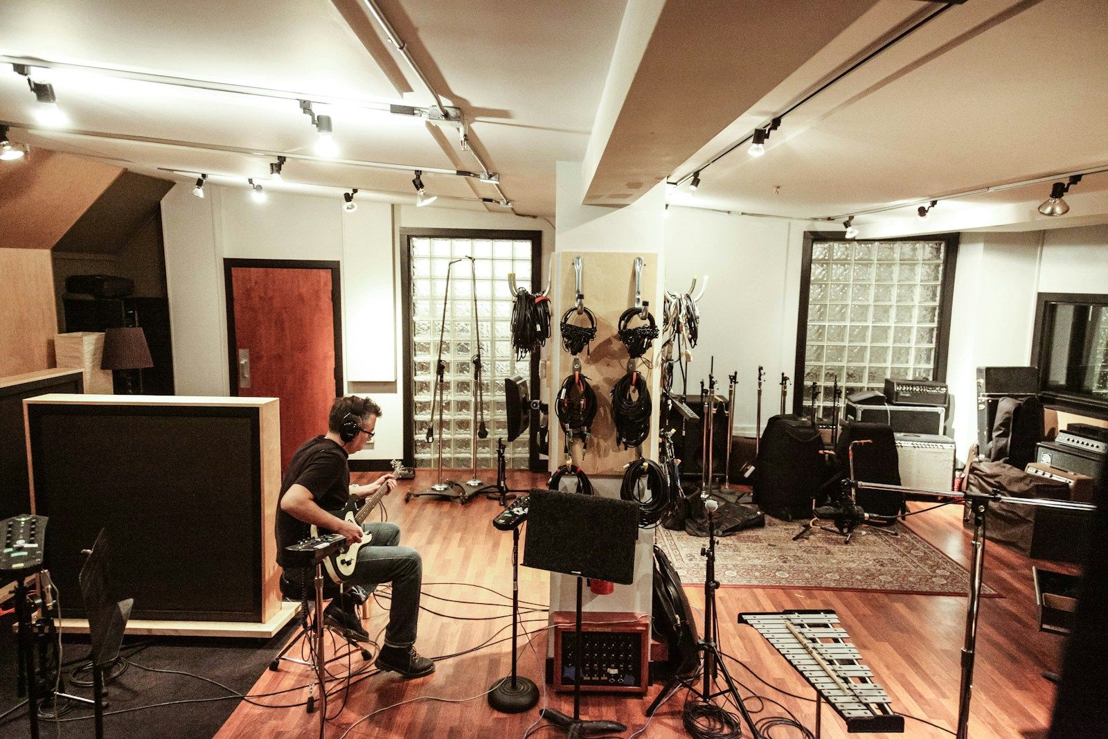 How to setting up a cheap music studio at home Without Breaking Bank