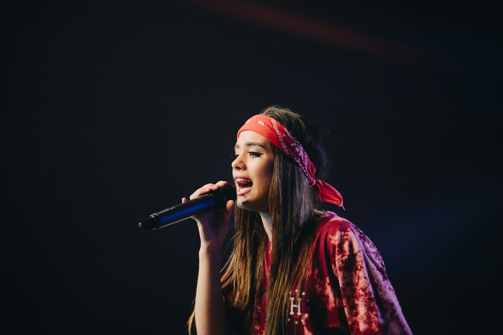 Discover the Magic of British Singer Aura: A Rising Star in Music